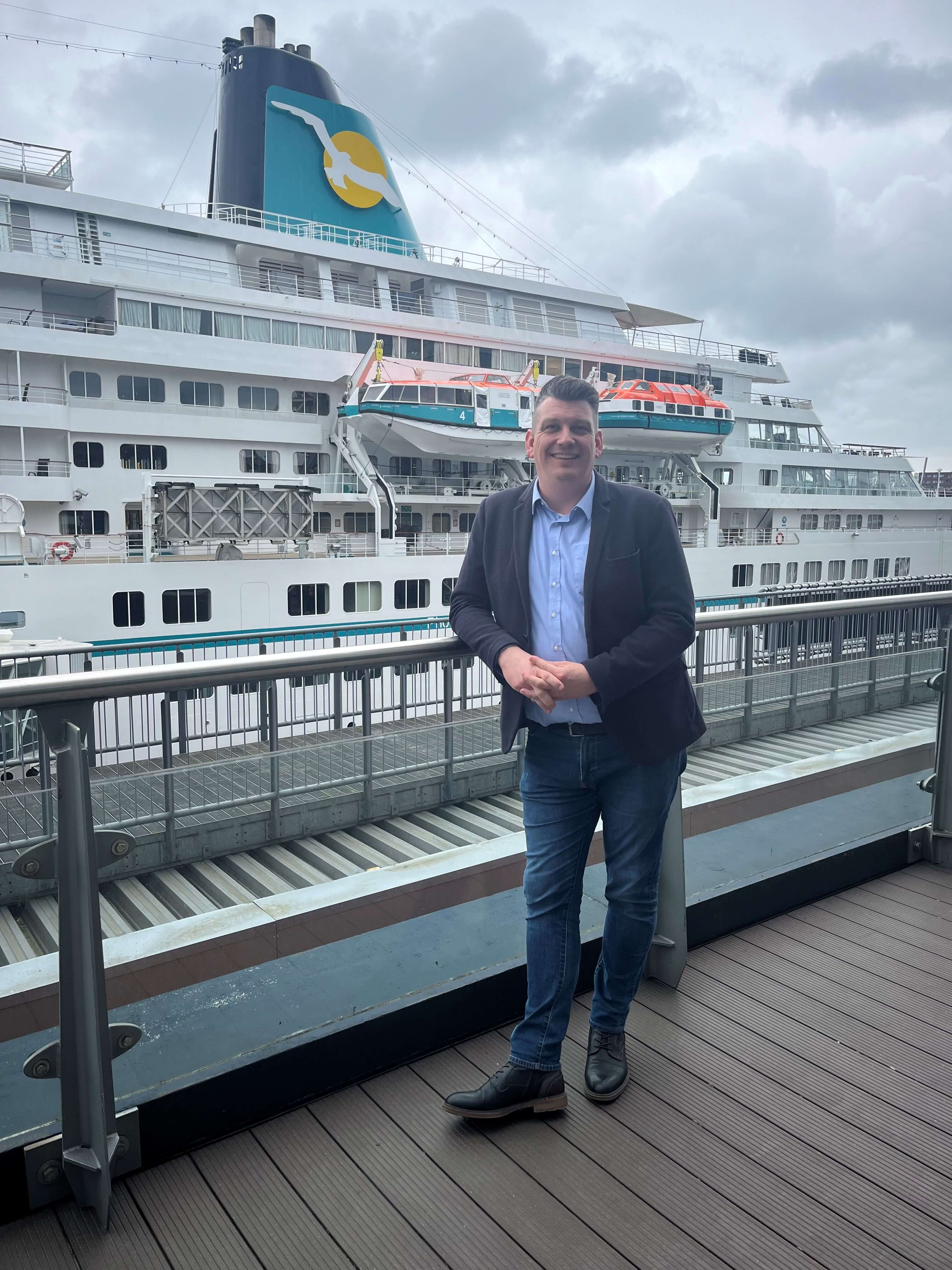 Let us introduce... - Rivercruise Port Amsterdam